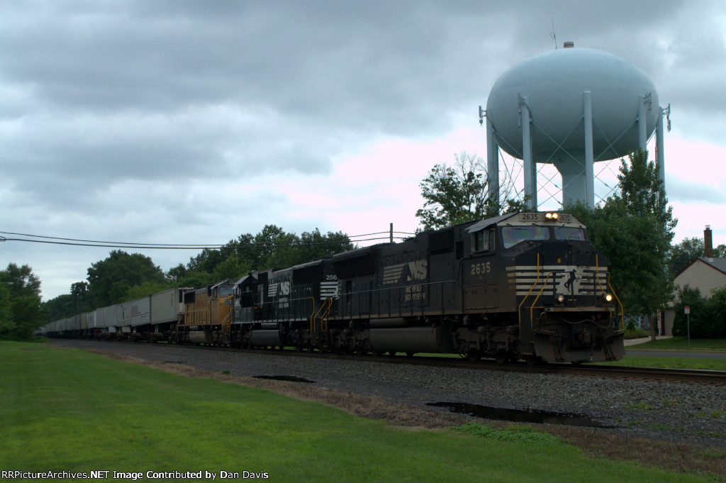 NS SD70M 2635 leads 20E